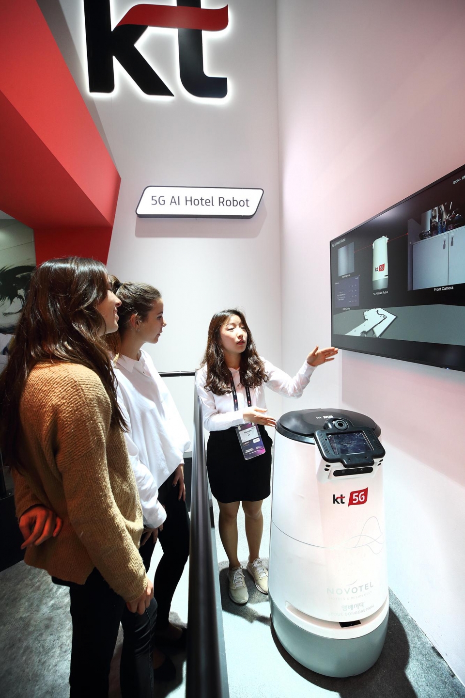 [MWC2019] KT, 5G ‘AI 호텔 로봇’ 공개....객실용품 배달 서비스 시연